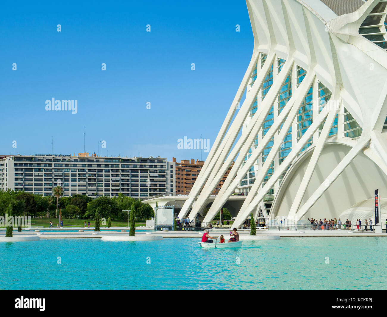 Family rowing boat in waters outside the Science Museum (Museu de les ...