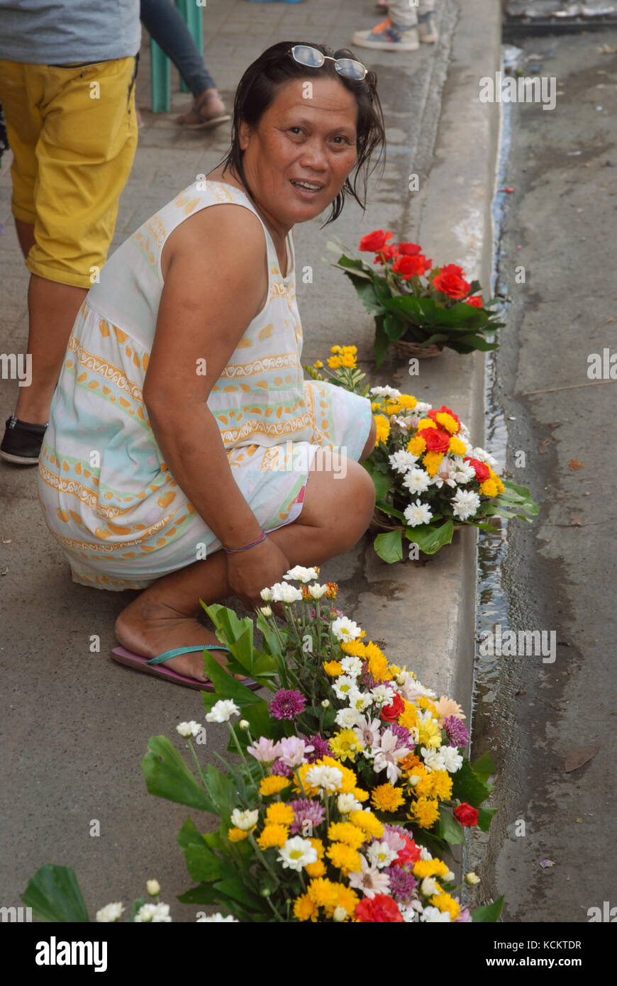 Lady selling flowers on the pavement, Cebu, Philippines Stock Photo - Alamy