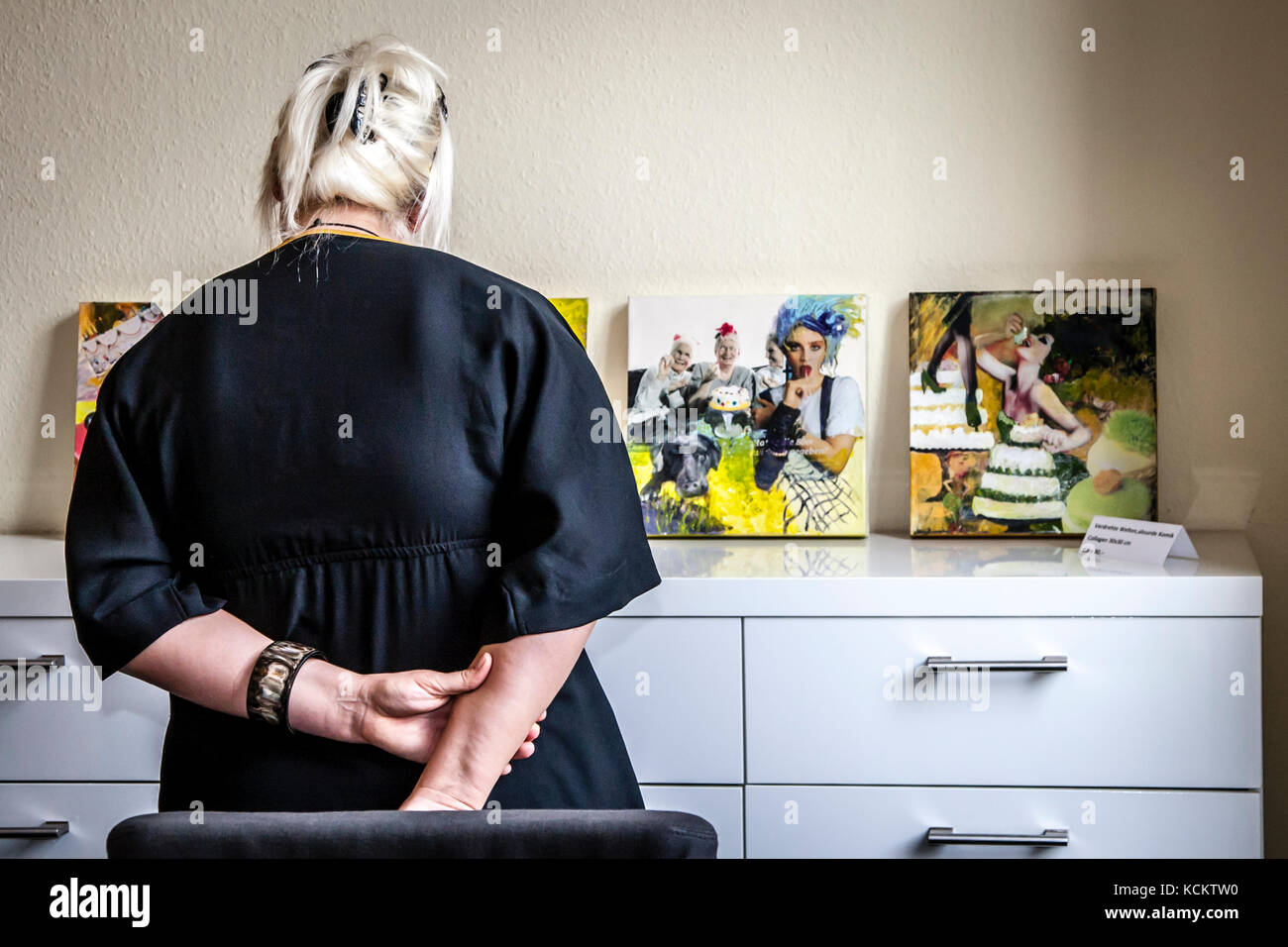 Female Visitor of art exhibition in back view Stock Photo - Alamy