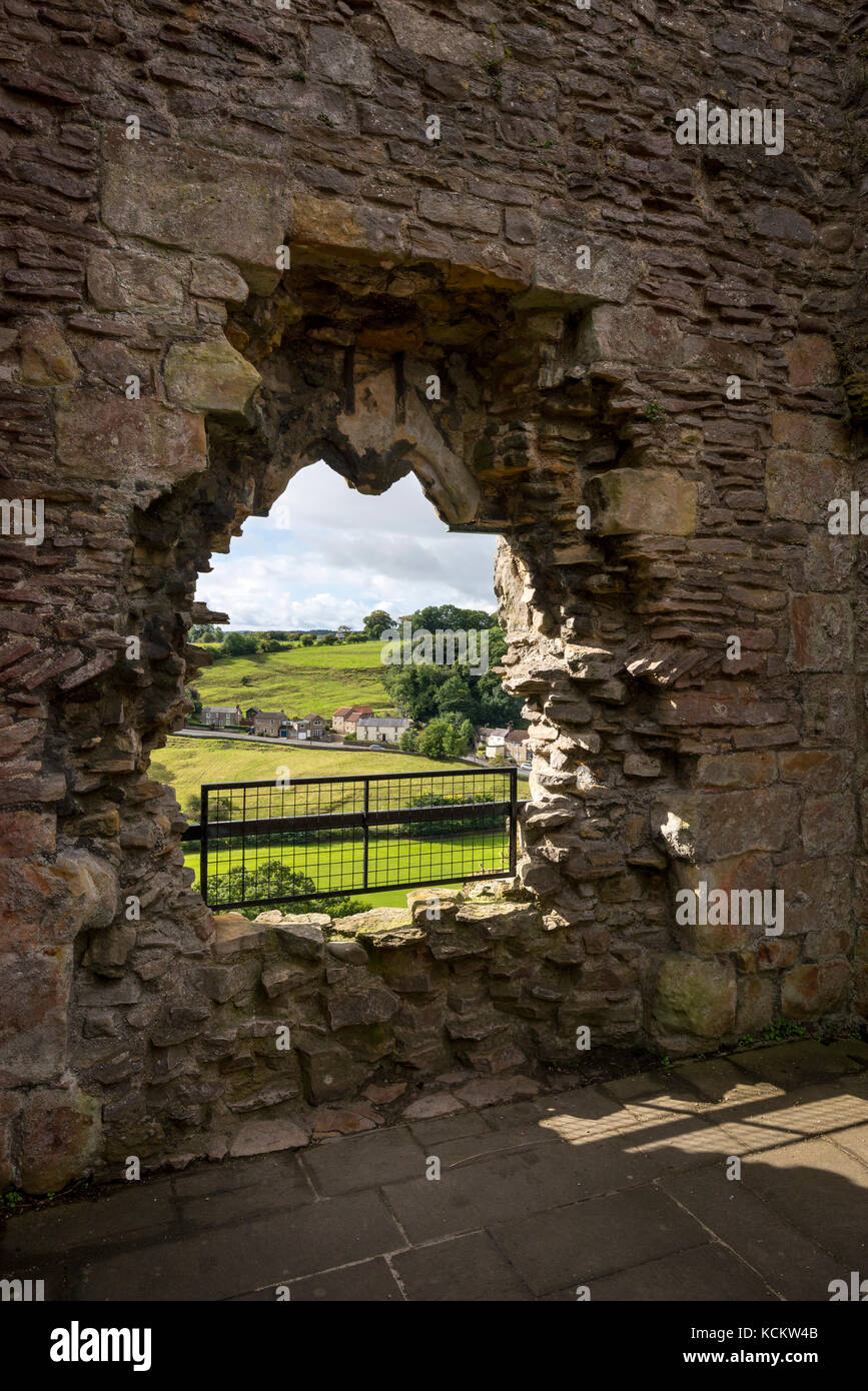 English castle stone wall hi-res stock photography and images - Alamy