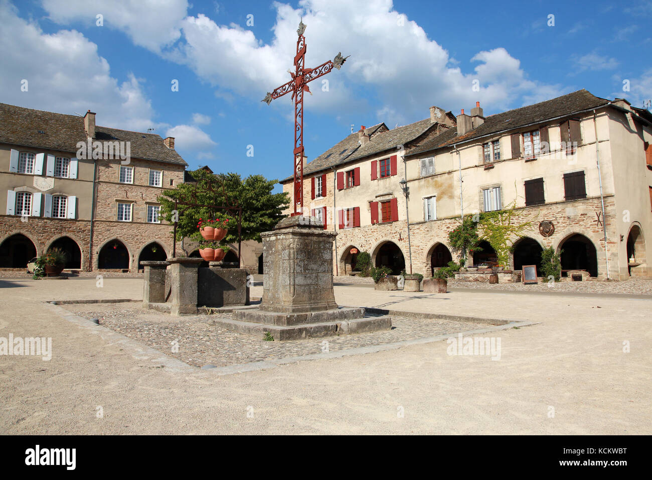 Sauveterre-de-Rouergue (12) : traditional houses in the square "place ...