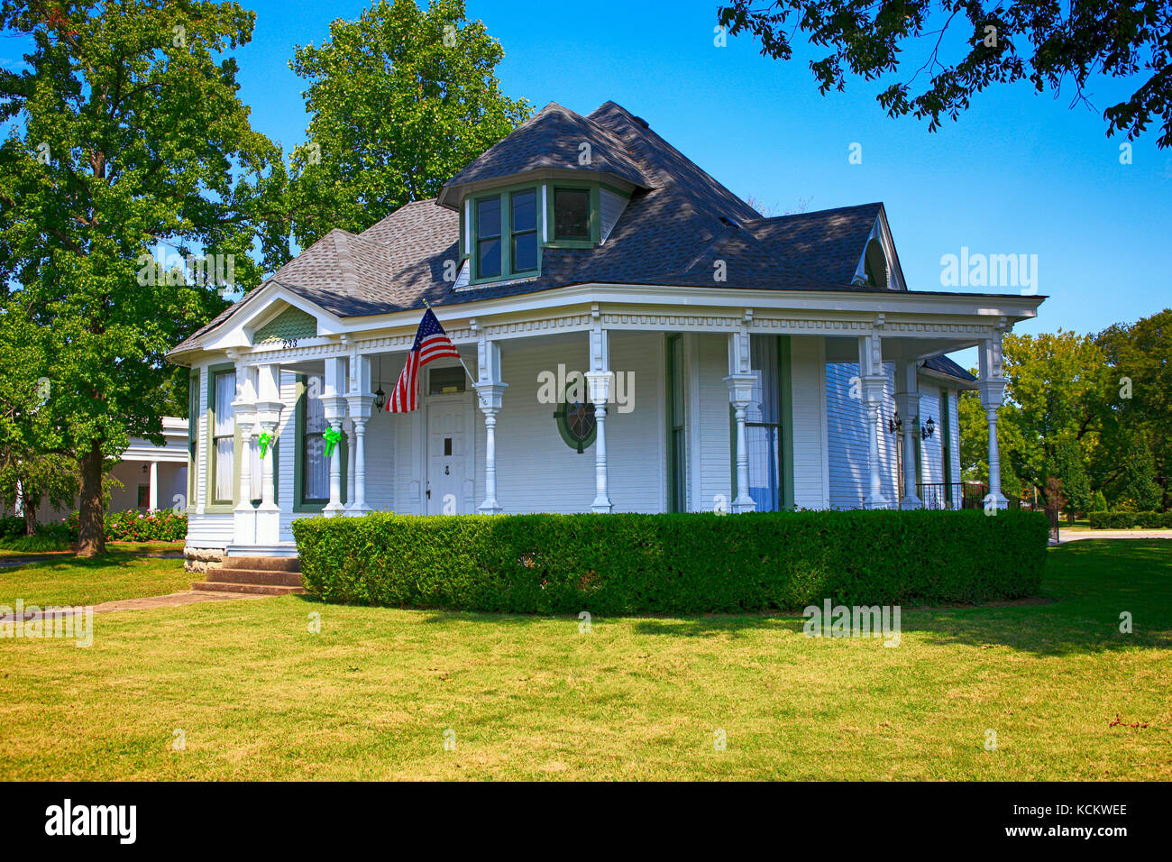 228 W Main Street in Lebanon TN, USA. Southern Confederate architecture ...