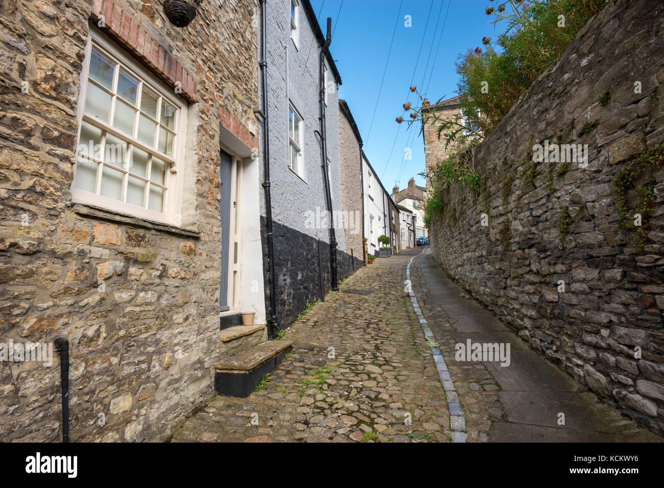 Narrow back street in the town of Richmond, North Yorkshire, England ...