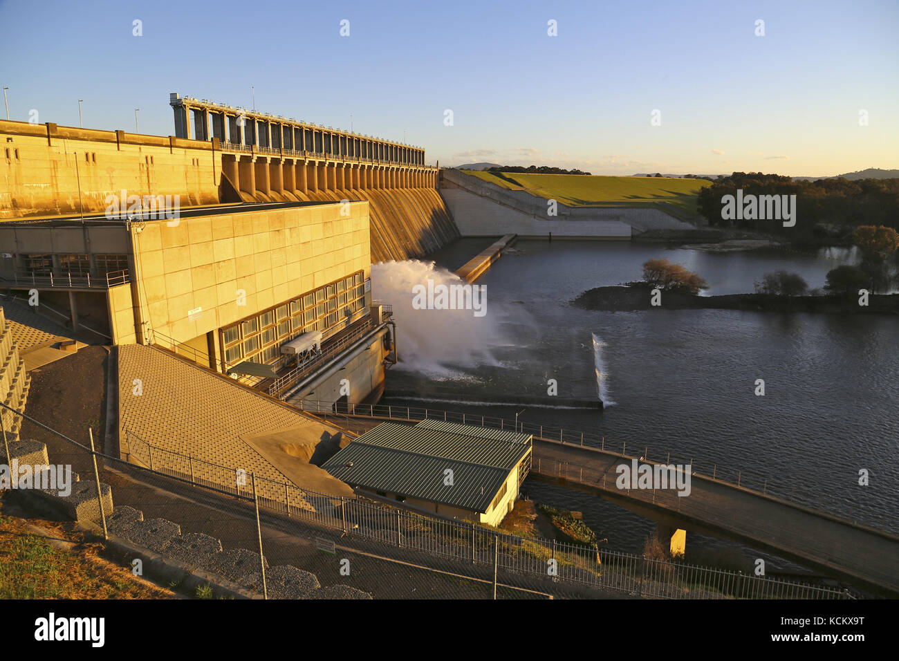 Hume Dam and spillway on the Murray River, border of New South Wales ...