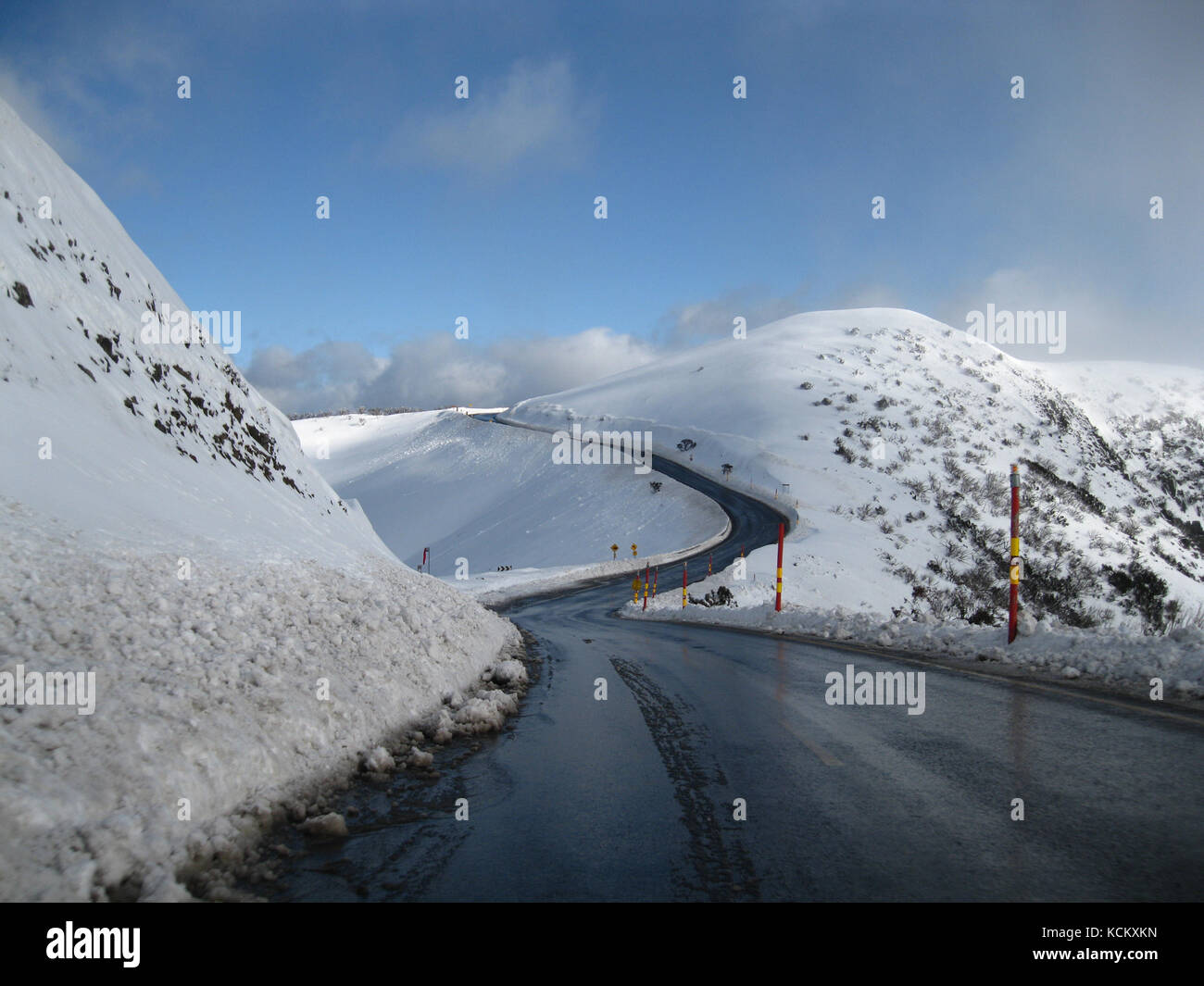 Mount hotham great alpine road snow hi-res stock photography and images ...