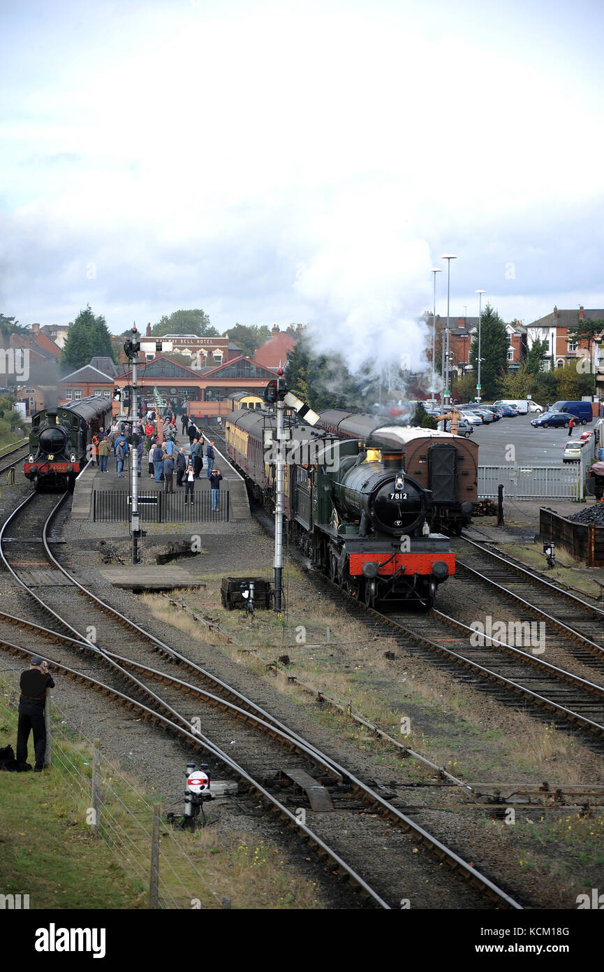 "Erlestoke Manor" departs Kidderminster Town with a train for Bewdley ...