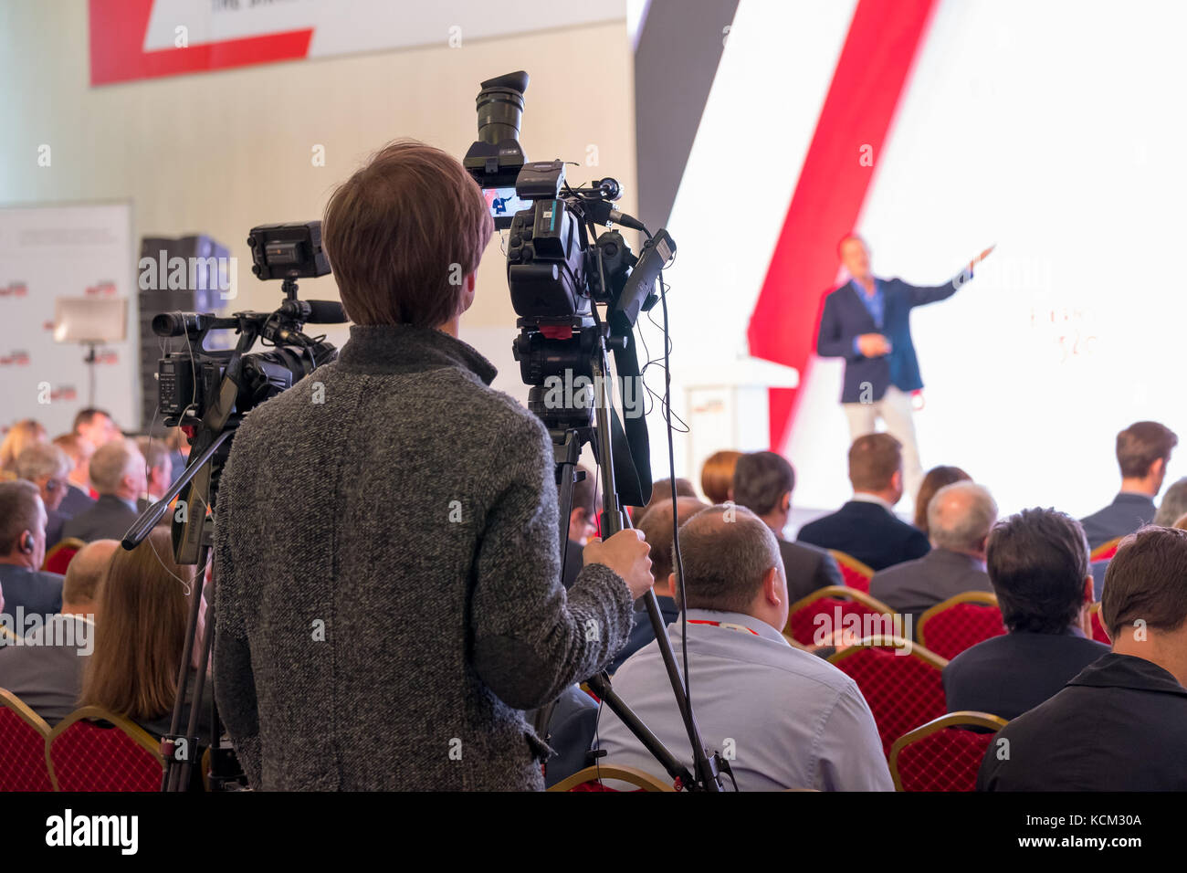 Operator preparing tv camera Stock Photo - Alamy