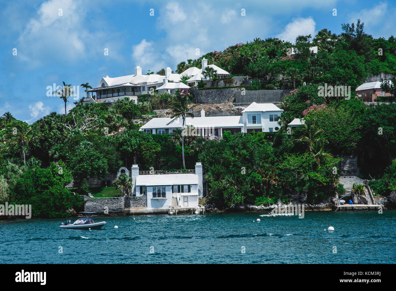 Luxury houses on the coast of Bermuda Stock Photo - Alamy