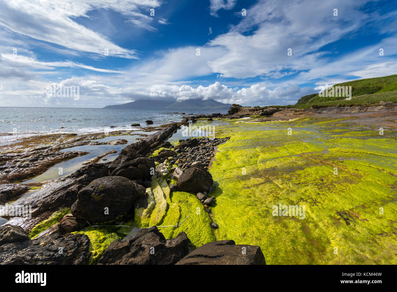 Basalt dyke hi-res stock photography and images - Alamy