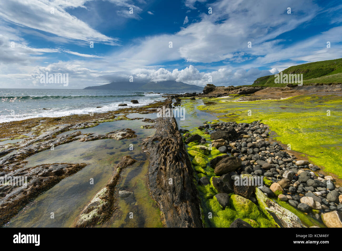 Basalt dyke hi-res stock photography and images - Alamy
