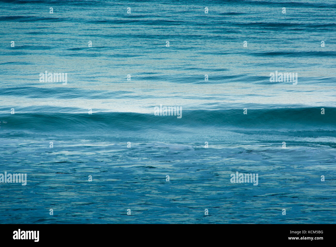 Smooth waves hi-res stock photography and images - Alamy