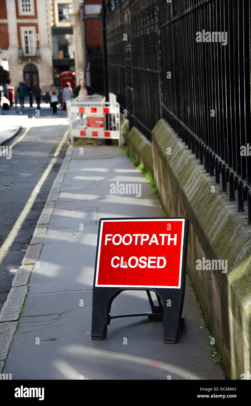 London, England, UK. Footpath Closed sign near Lincoln's Inn Stock ...