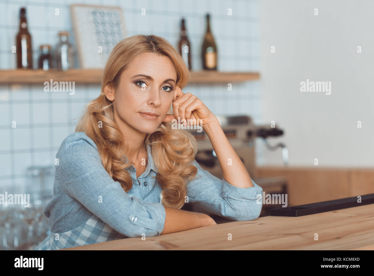 beautiful waitress in cafe Stock Photo - Alamy