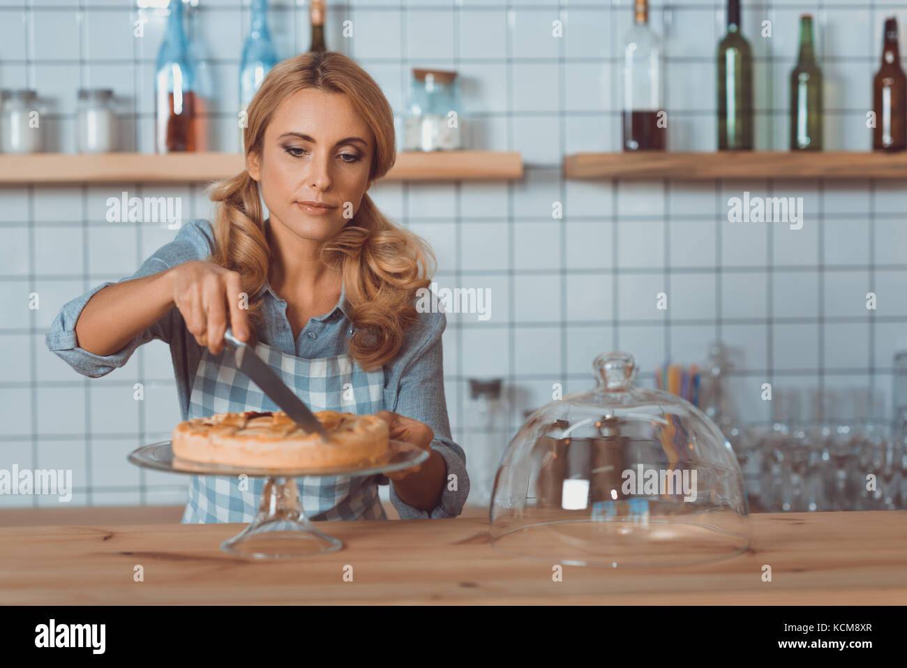 waitress cutting pie Stock Photo - Alamy