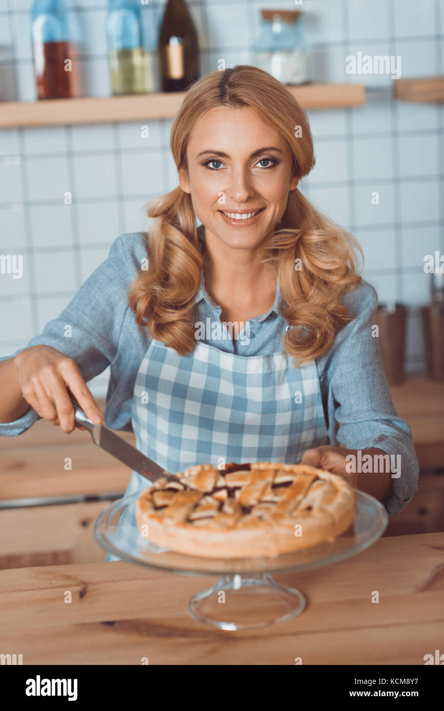 Cutting pie hi-res stock photography and images - Alamy