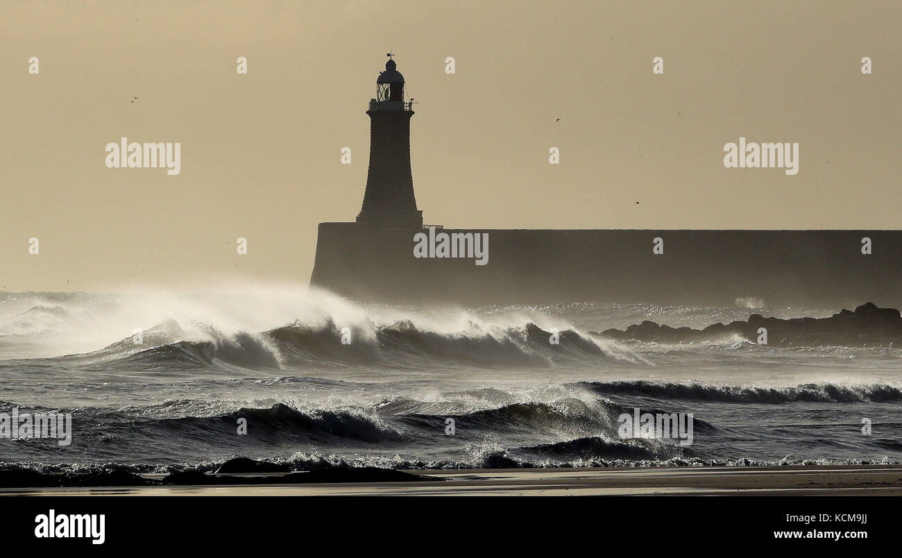 Cold weather tynemouth beach hi-res stock photography and images - Alamy