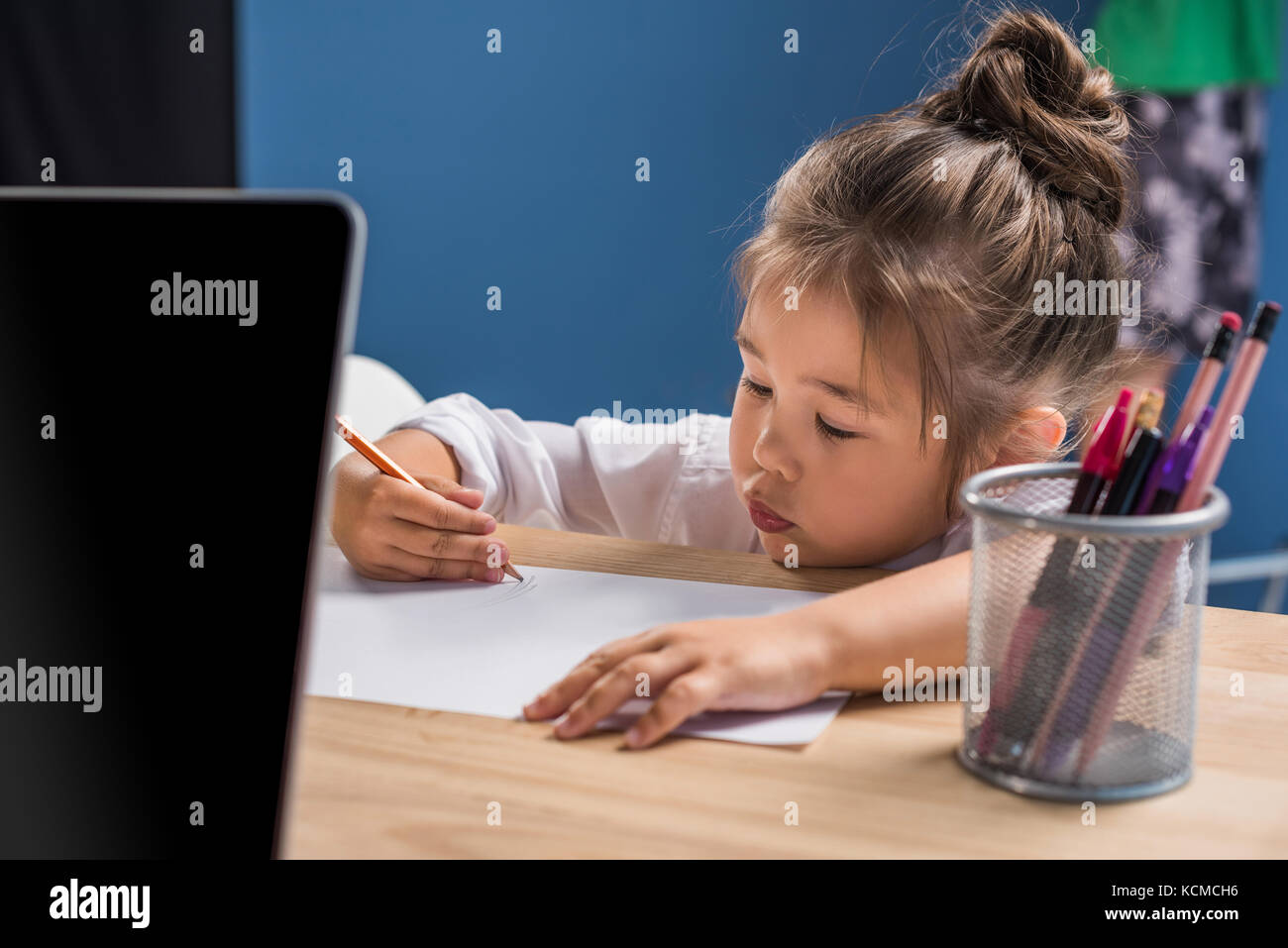 Chinese kid drawing hi-res stock photography and images - Alamy
