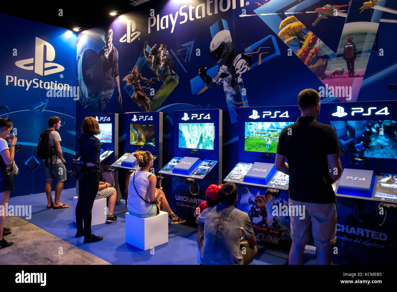 BARCELONA - JUN 16: People play to Playstation 4 videogames at Sonar ...