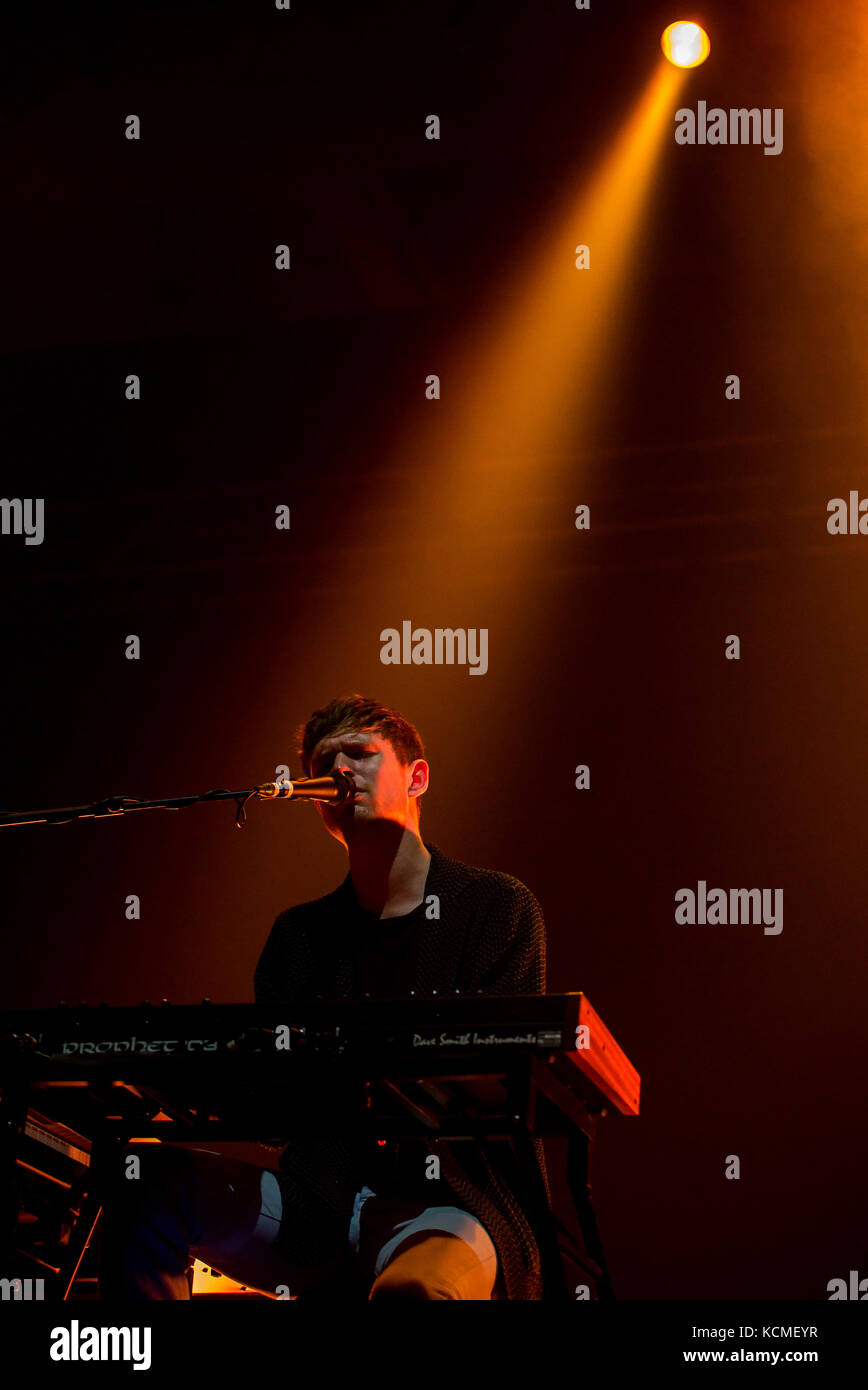 James blake piano hi-res stock photography and images - Alamy