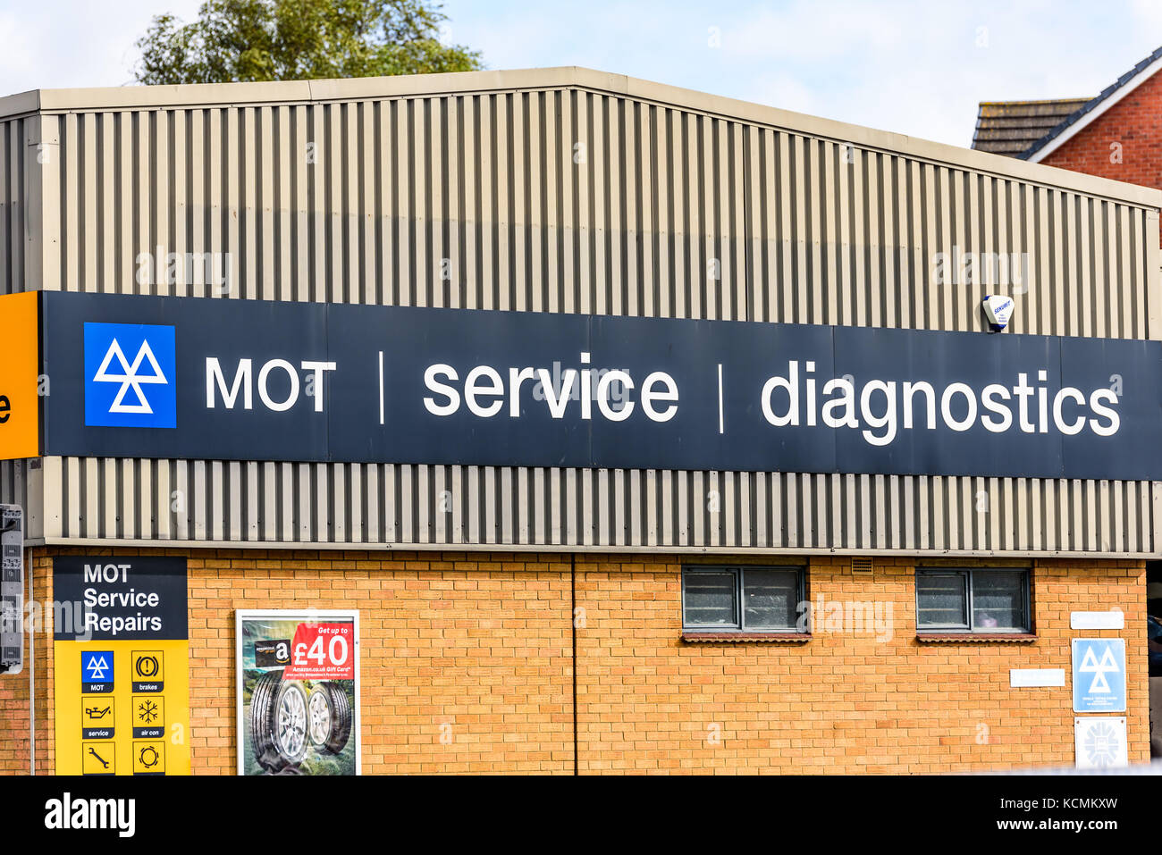 Halfords car servicing centre hi-res stock photography and images - Alamy