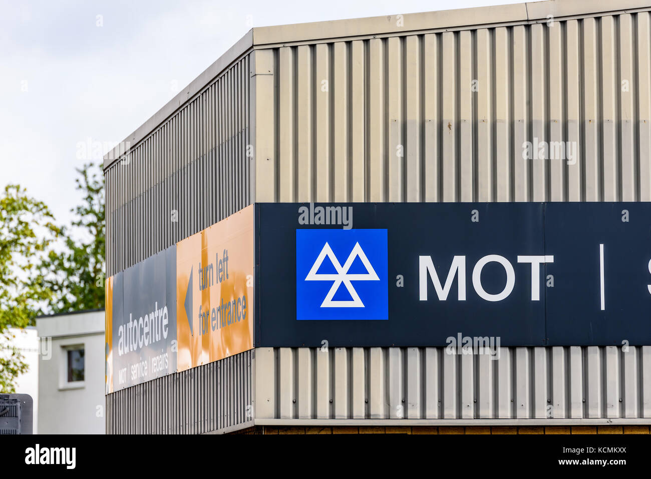 Halfords servicing centre hi-res stock photography and images - Alamy