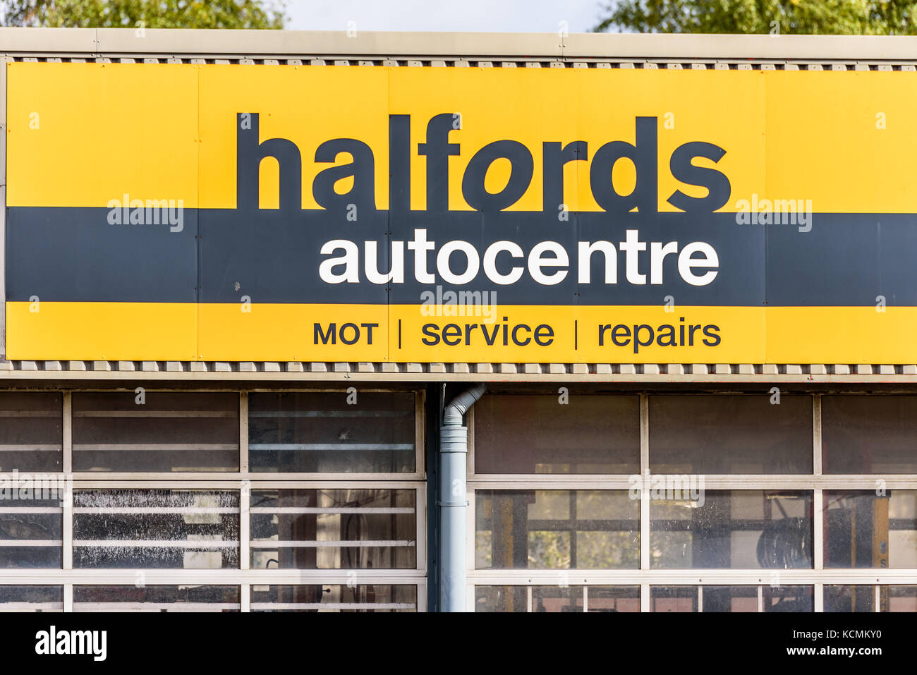 Halfords servicing centre hi-res stock photography and images - Alamy