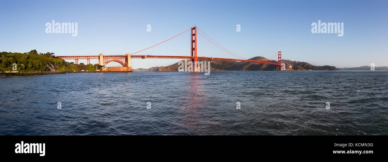 Panoramic wide view of the Golden Gate Bridge at a sunrise time Stock ...