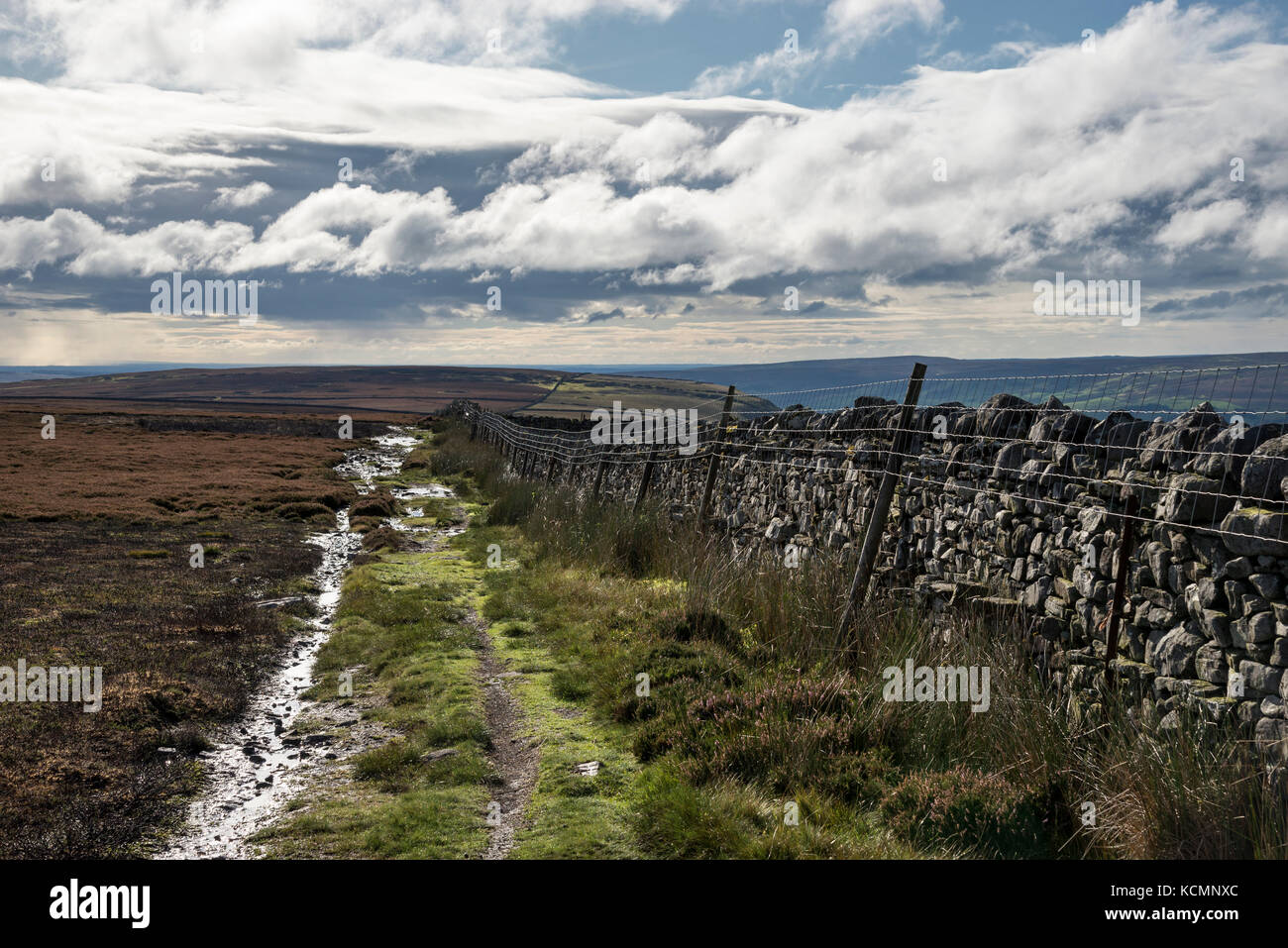 Path along Fremington edge near Reeth in the Yorkshire Dales, England ...