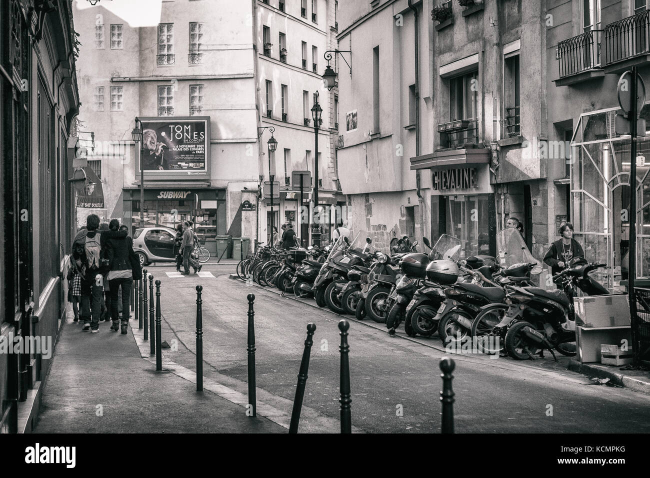 Parisian street scene hi-res stock photography and images - Alamy