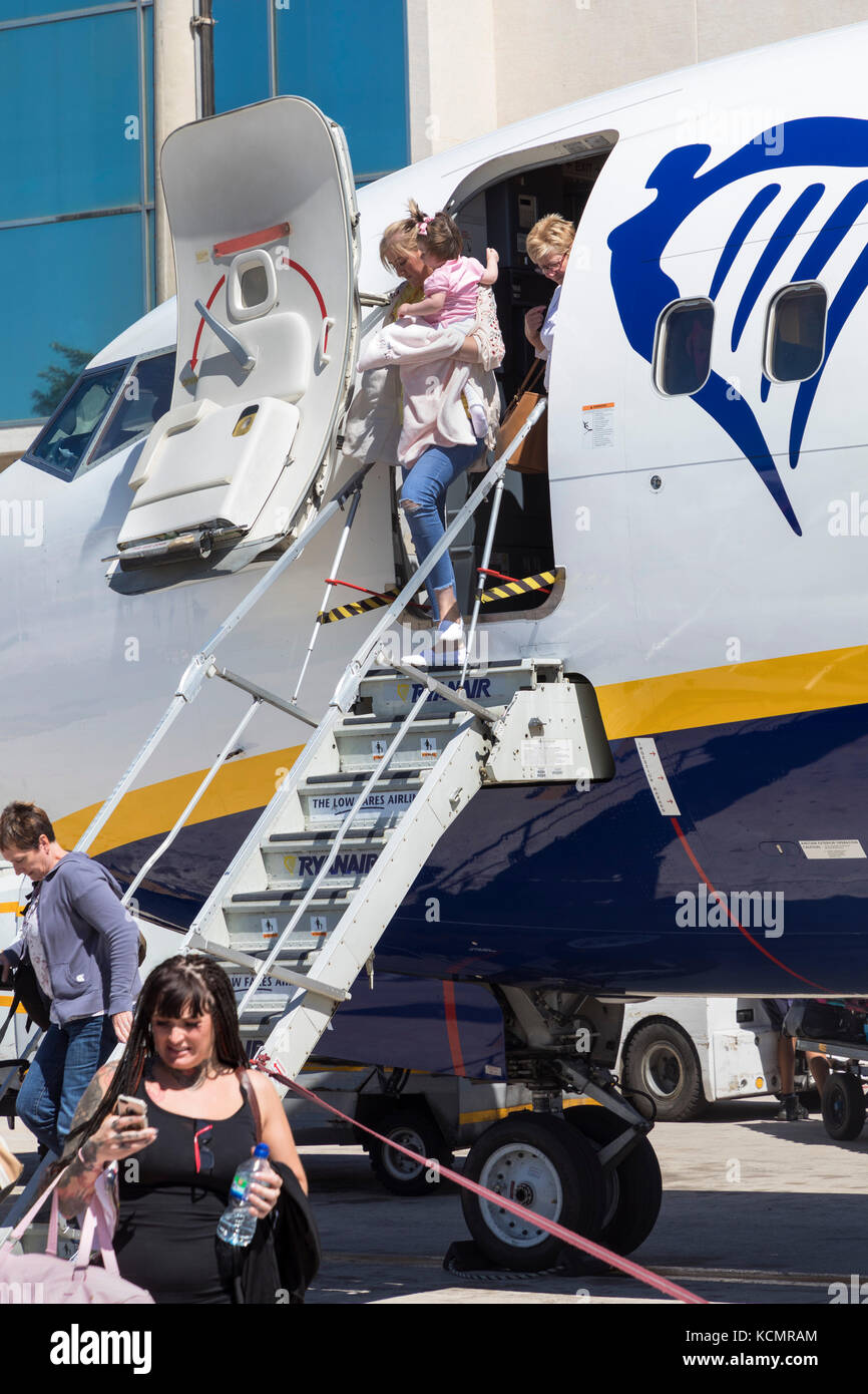 Ryanair flight arriving at Palma de Majorca airport, Spain Stock Photo ...