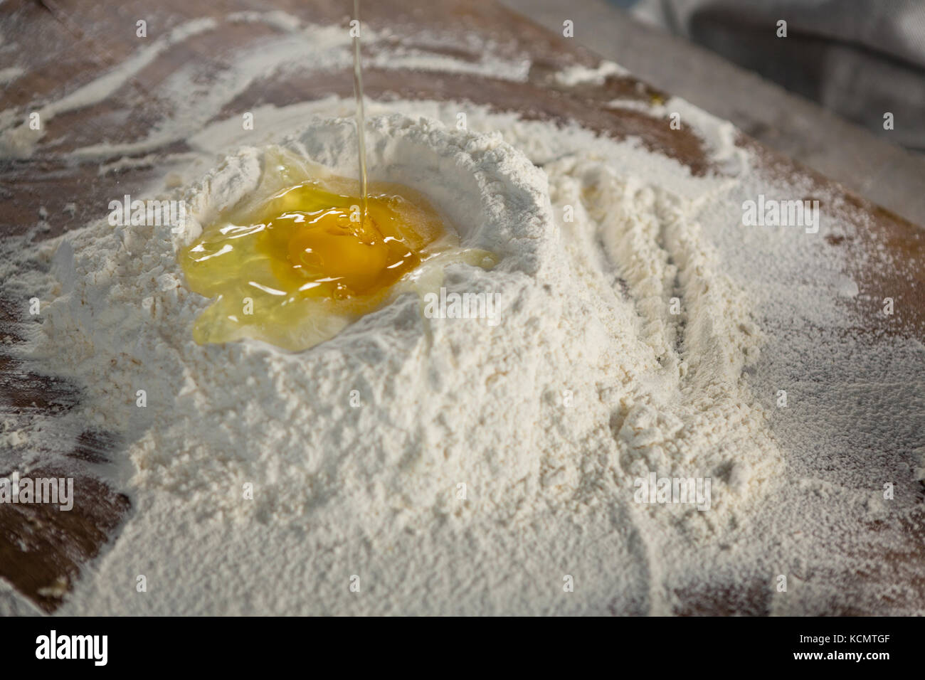 Pouring liquid egg hi-res stock photography and images - Alamy