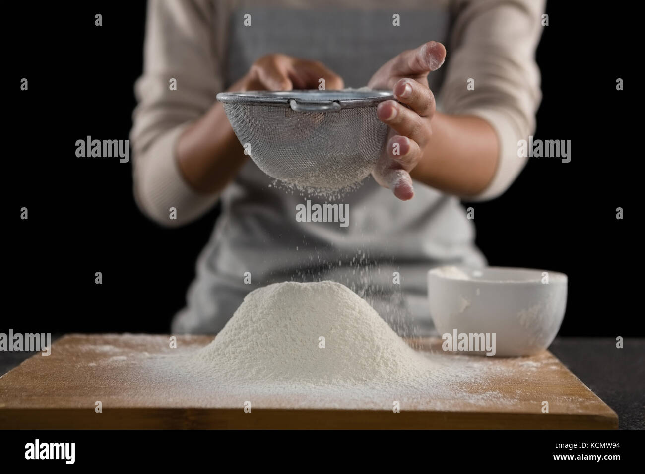 Sieving flour hi-res stock photography and images - Alamy