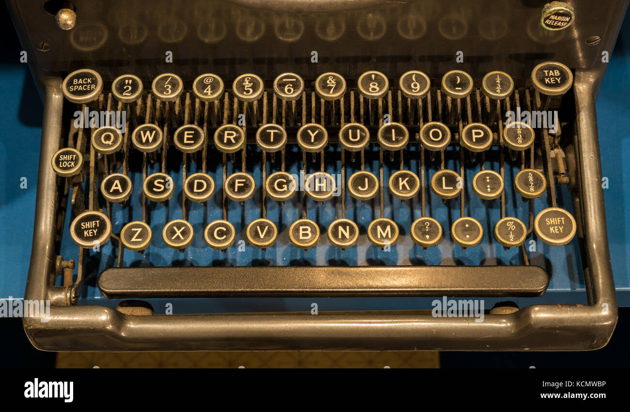 Keys of old mechanical typewriter Stock Photo - Alamy
