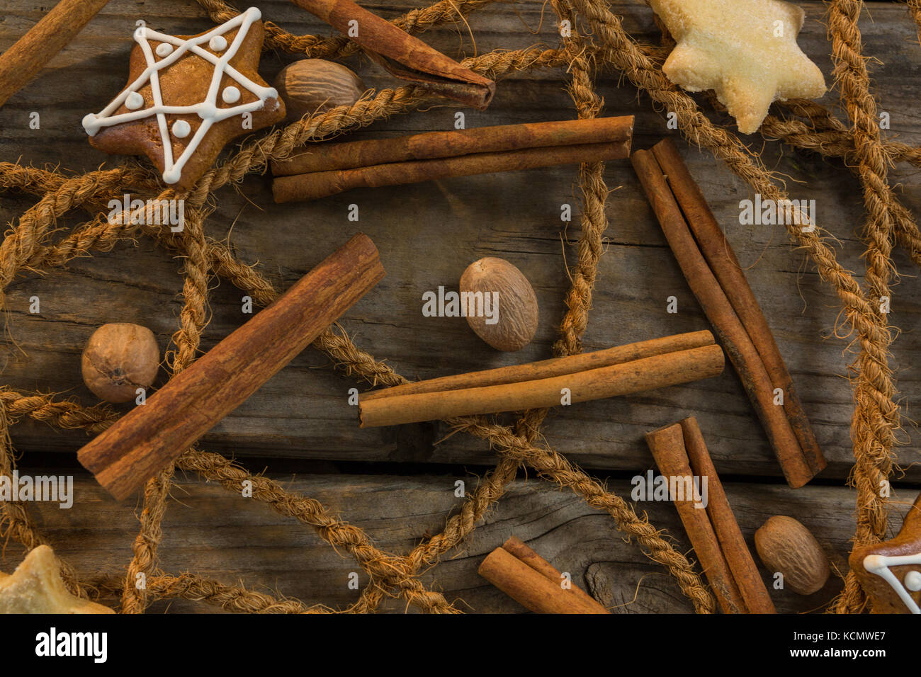 Cinnamon sticks star shape hi-res stock photography and images - Alamy