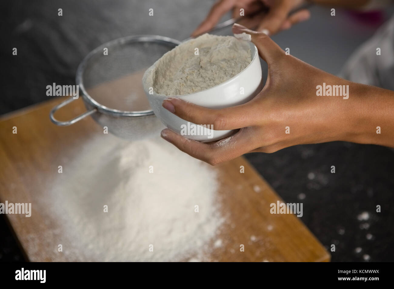 Sieving flour hi-res stock photography and images - Alamy