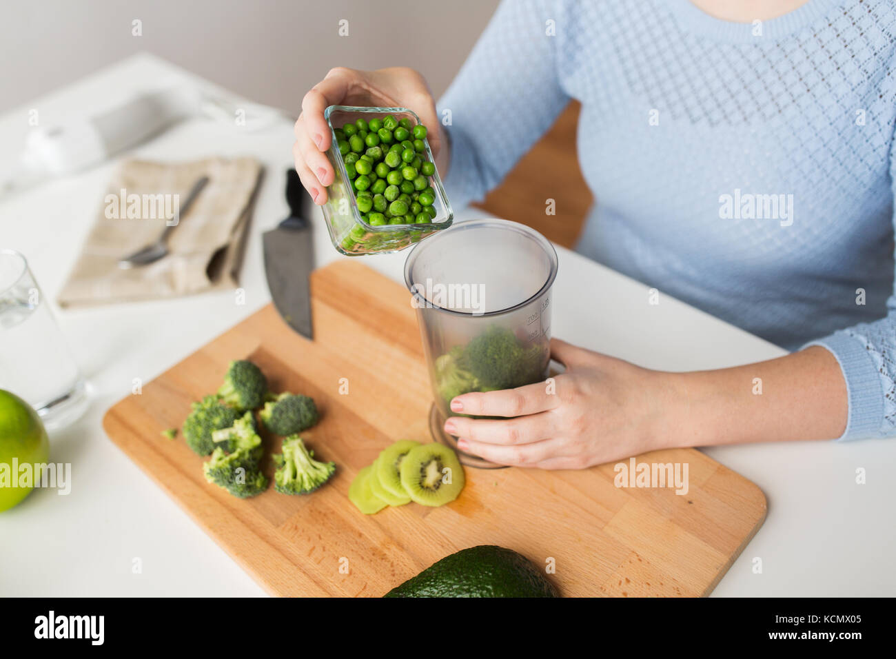 woman hand adding pea to measuring cup Stock Photo - Alamy