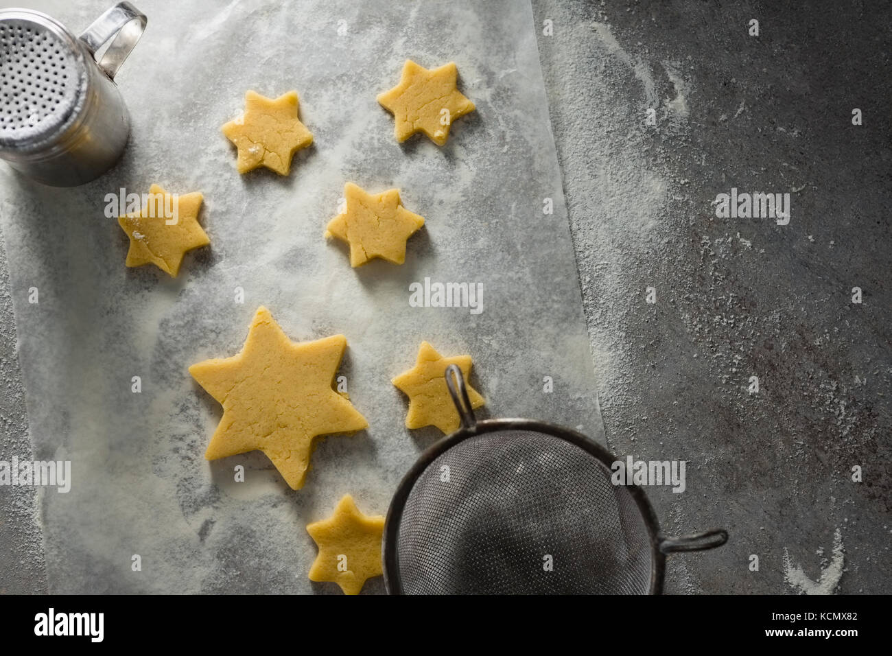 Close-up of star shape cookies on flour with strainer Stock Photo - Alamy
