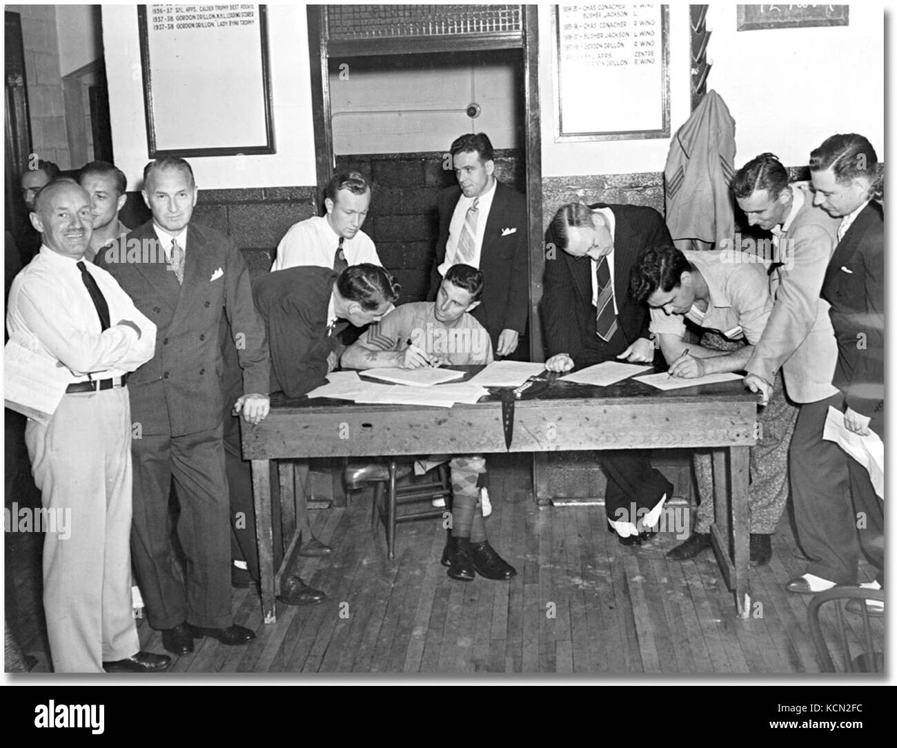 Enlisting world war ii hi-res stock photography and images - Alamy