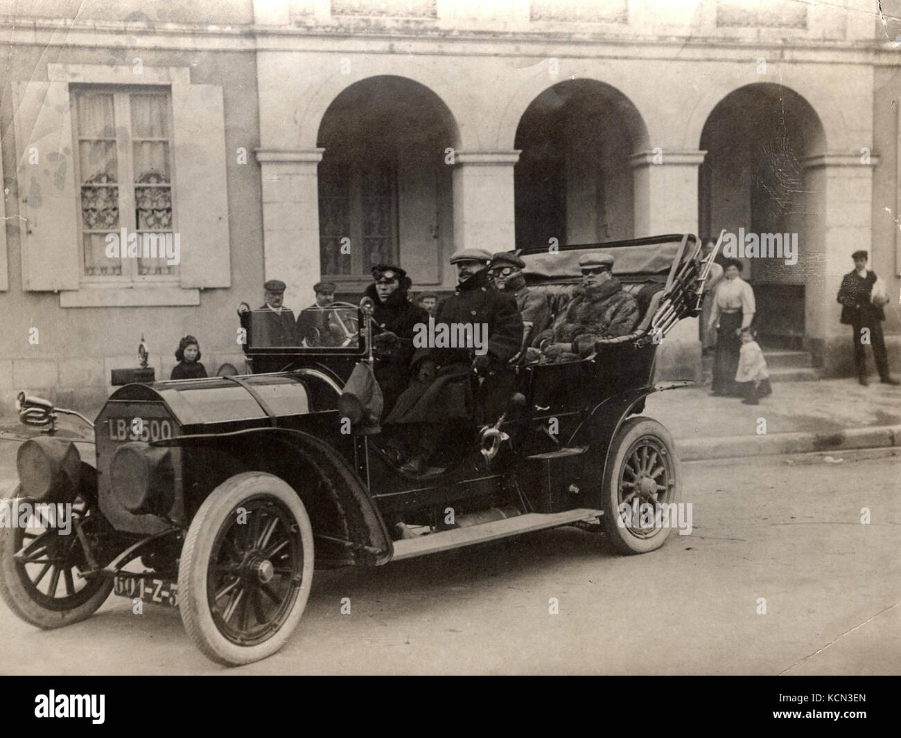 Alfred Harmsworth, 1st Viscount Northcliffe in his car with three ...