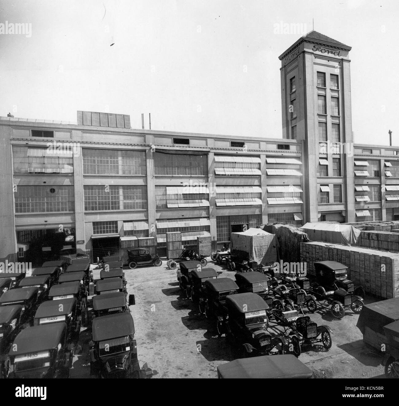 Ford factory 1900s Black and White Stock Photos & Images - Alamy
