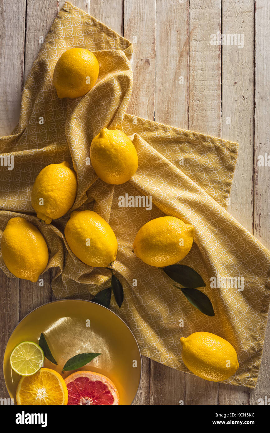Plate ripe fresh lemons hi-res stock photography and images - Alamy
