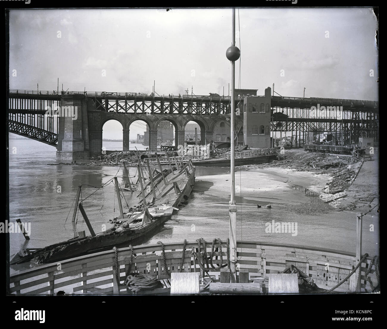 East (Illinois) end of Eads Bridge from south bank, photographed from ...