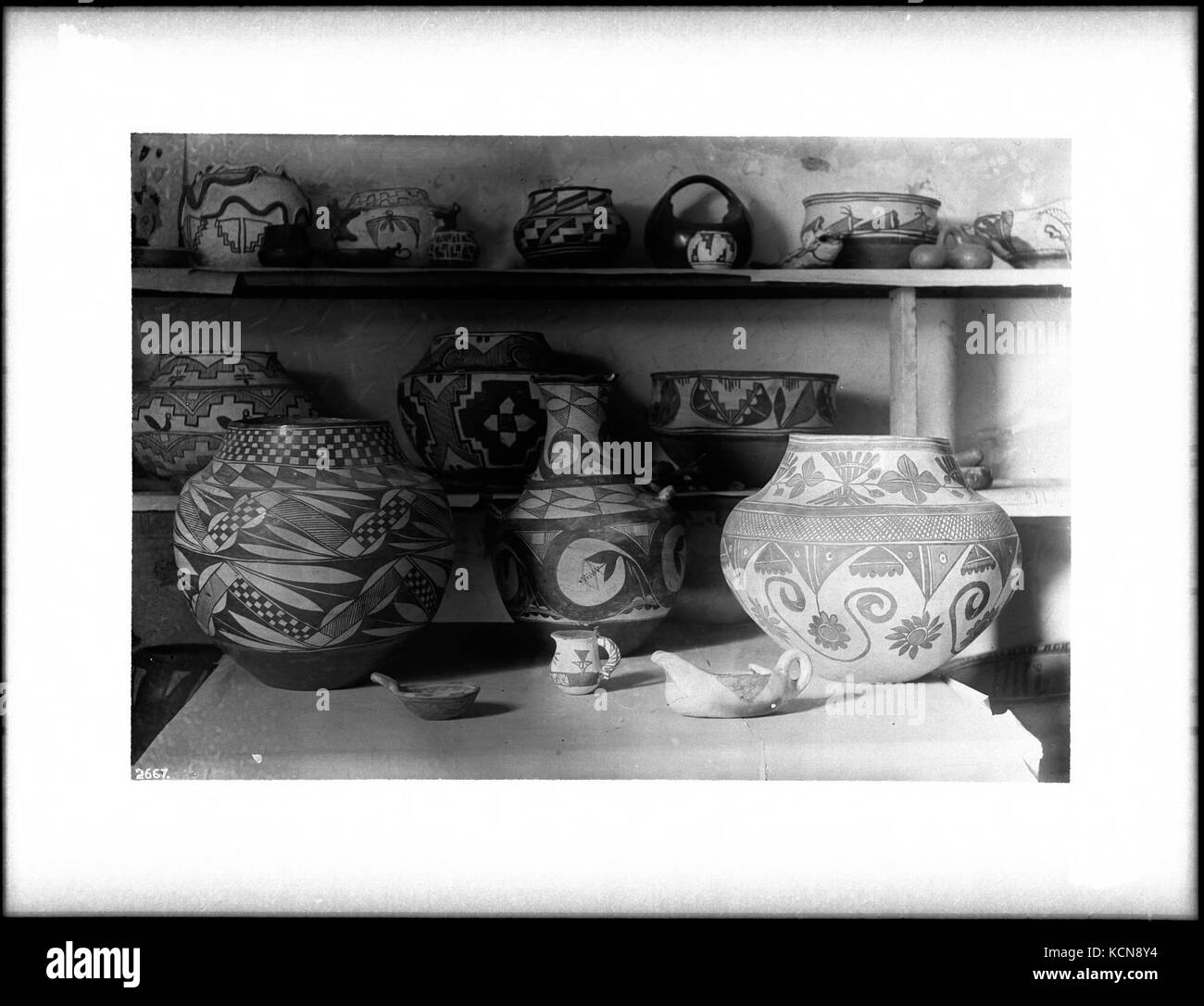 Southwest indian pottery Black and White Stock Photos & Images - Alamy