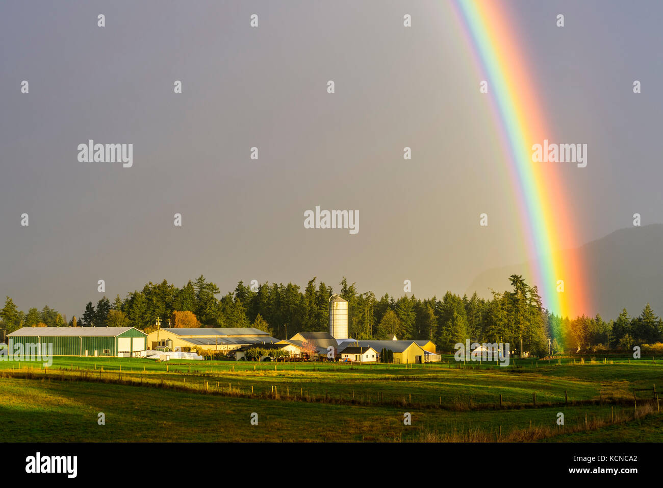 Rainbow over barn hi-res stock photography and images - Alamy
