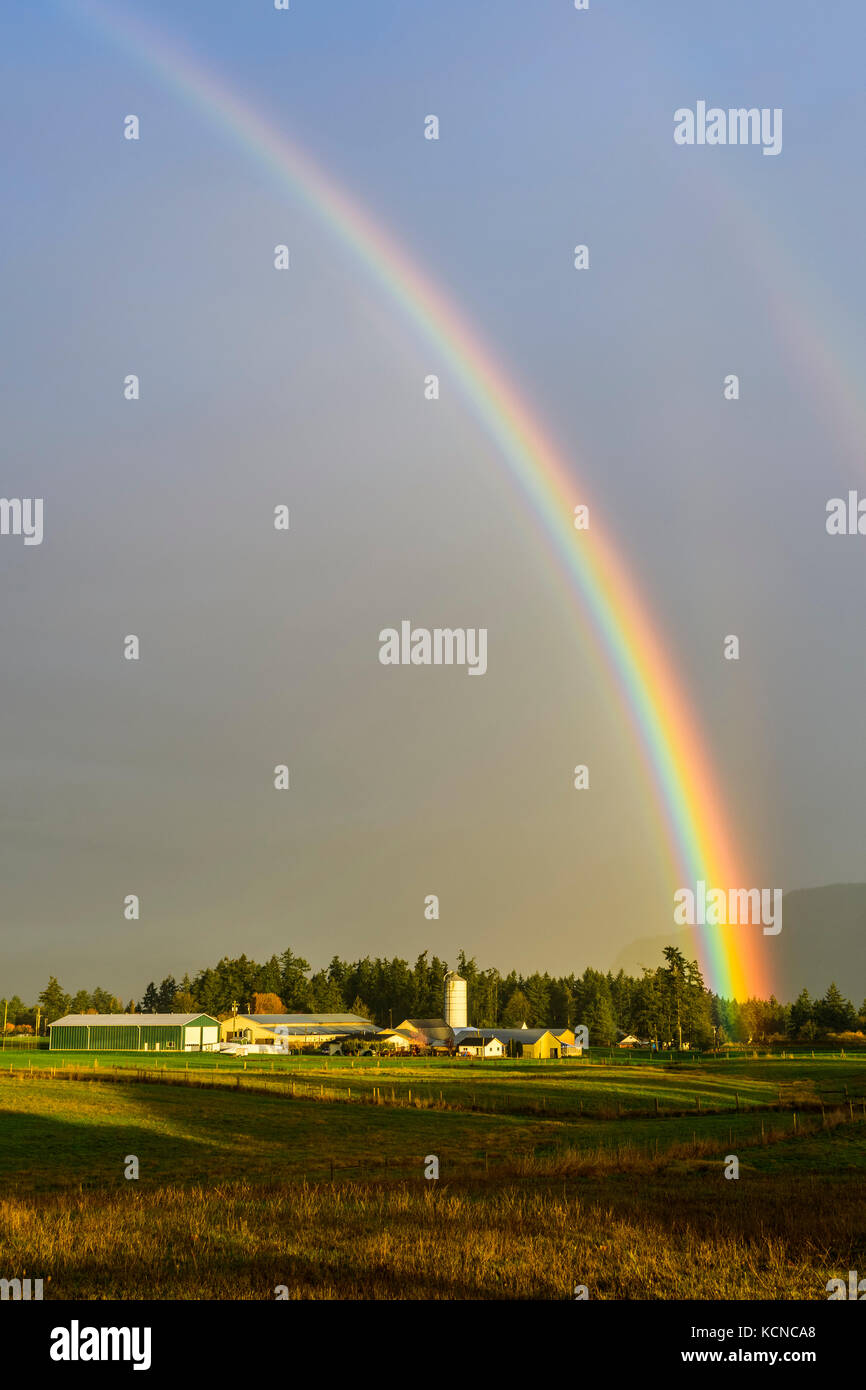 Rainbow over barn hi-res stock photography and images - Alamy