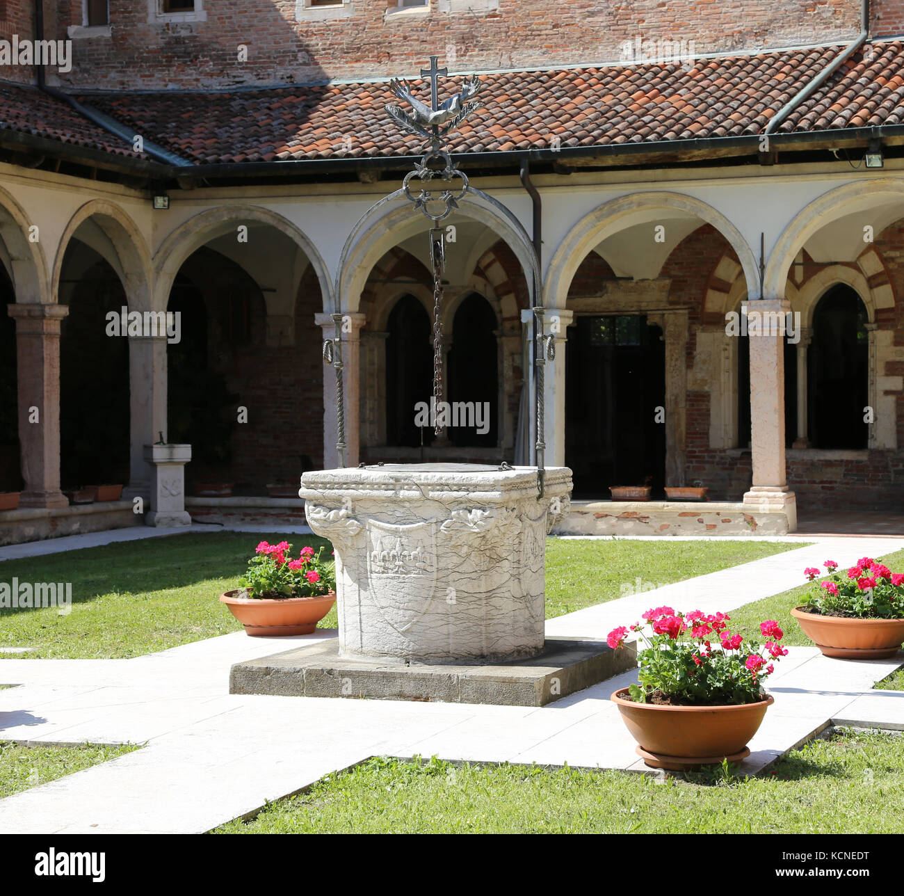 well inside a cloister in the ancient convent in Italy Stock Photo - Alamy