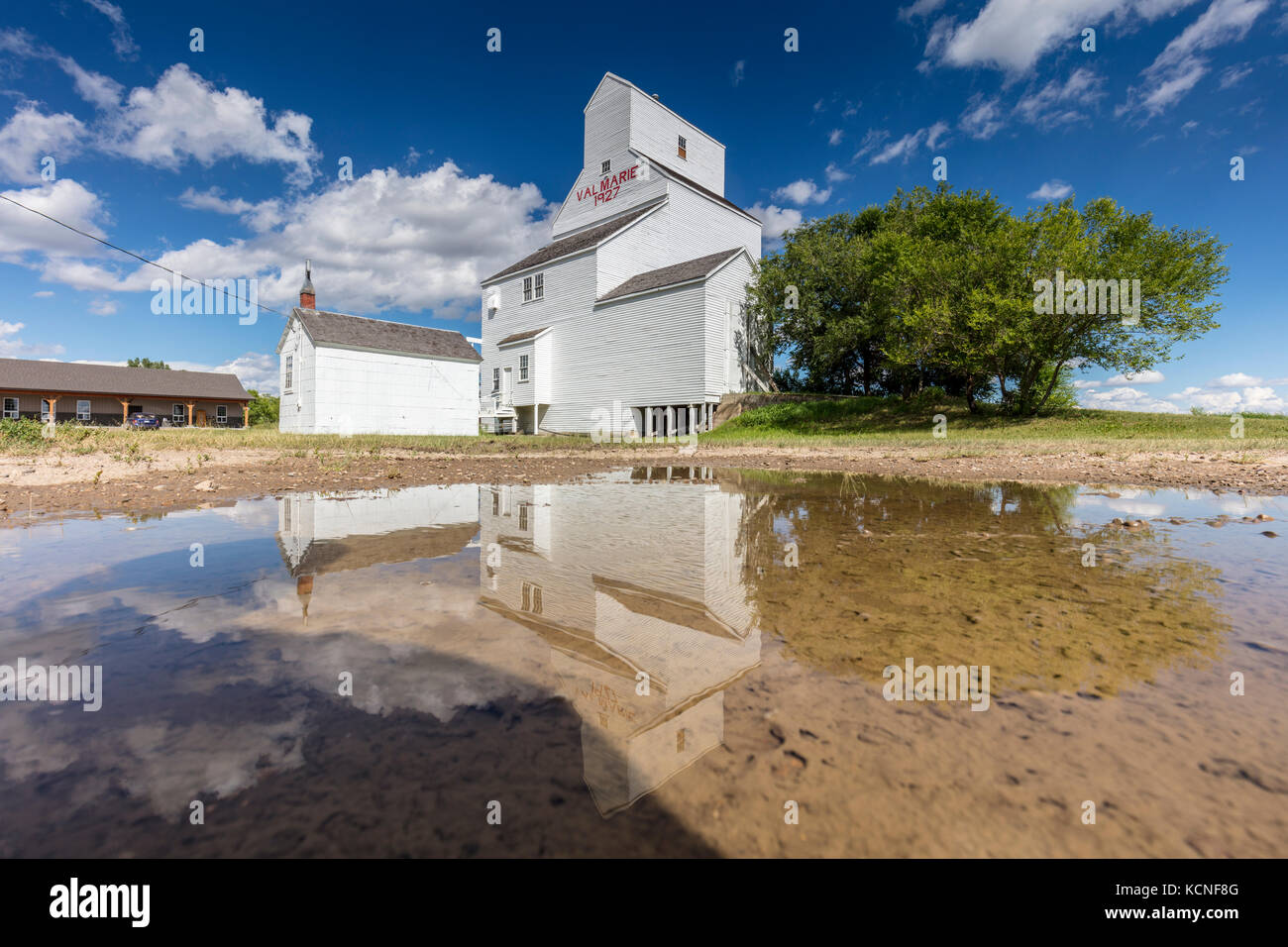 Grain elevator architecture alberta hi-res stock photography and images ...