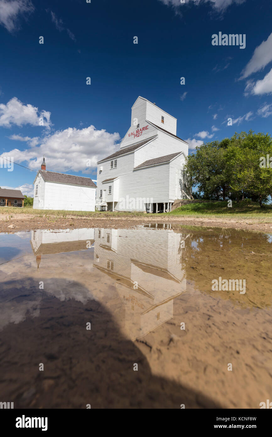 Old val marie grain elevator hi-res stock photography and images - Alamy