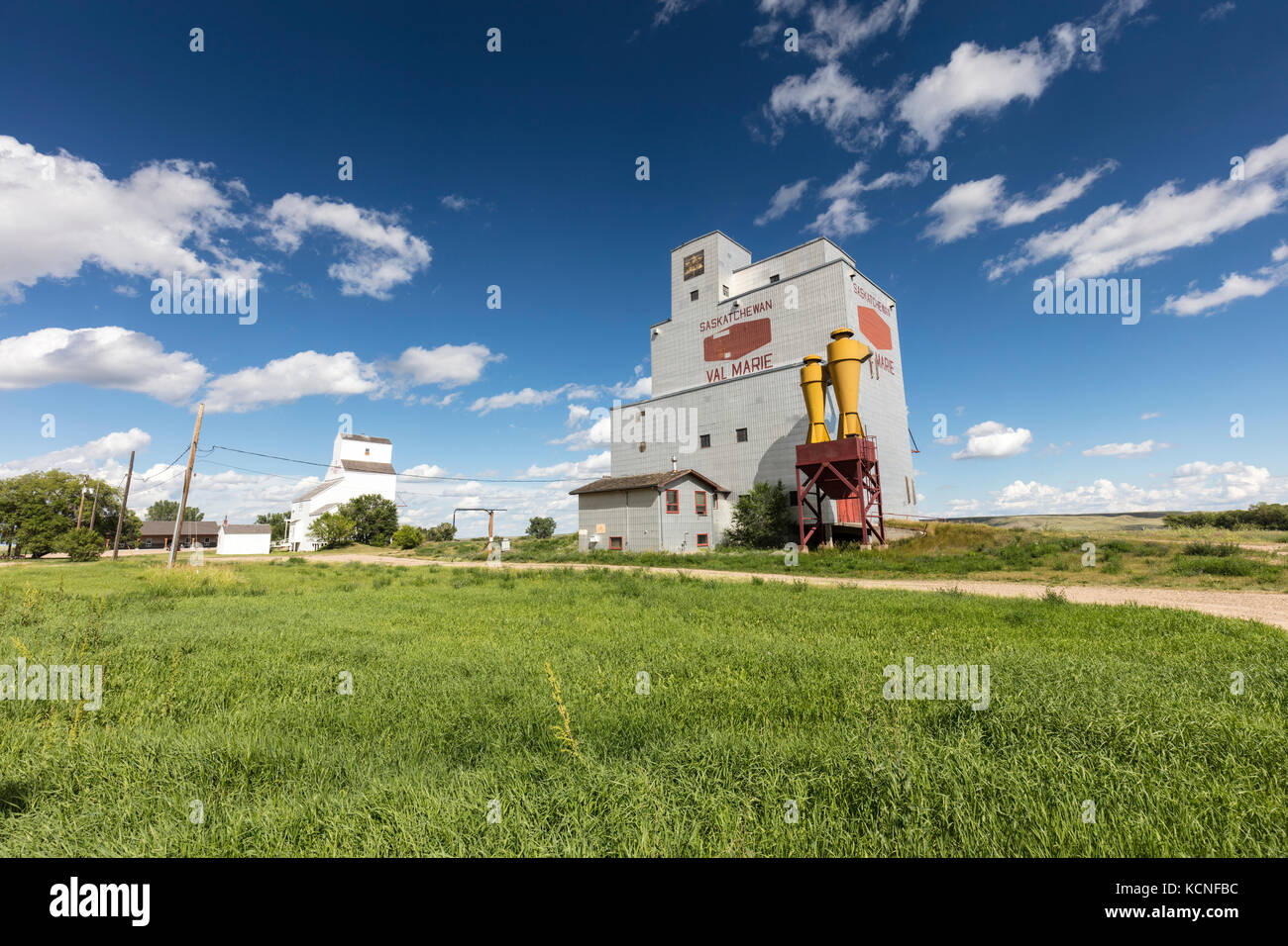 Grain elevator in saskatchewan hi-res stock photography and images - Alamy
