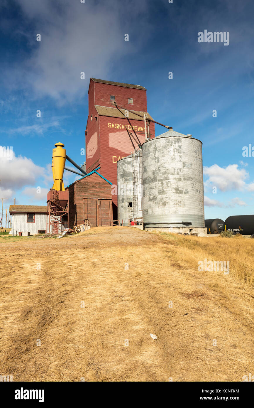 Grain elevator in cadillac saskatchewan hi-res stock photography and ...